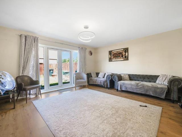 Isleworth, London TW7 4 bed flat to rent £2,900 pcm £669 pw