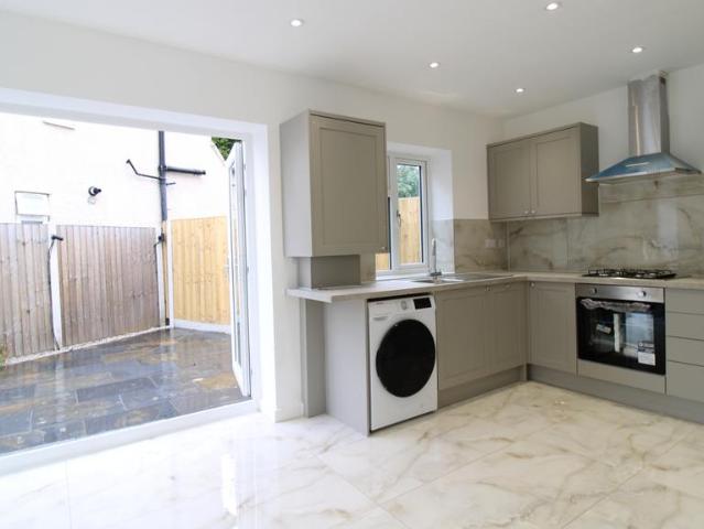 Isleworth TW7 3 bed semi detached house to rent £2,400 pcm £554 pw