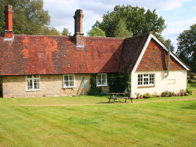 Iping, Midhurst, West Sussex, GU29 2 bed detached house to rent £2,350 pcm £542 pw