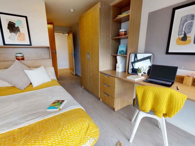 iQ Bristol, Bristol Has an Apartment