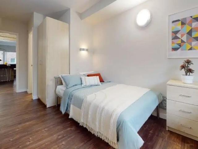 iQ Little Aspley House Huddersfield Student Accommodation | Amber