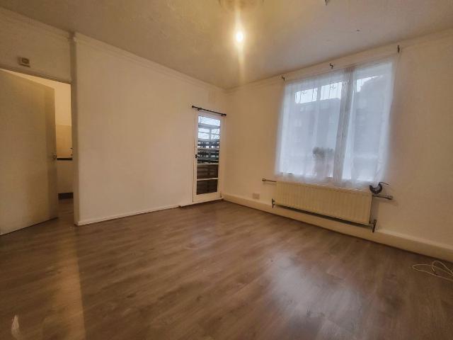 Iron Mill Road, London SW18, 3 bed flat to rent, £2,500 pcm | PrimeLocation