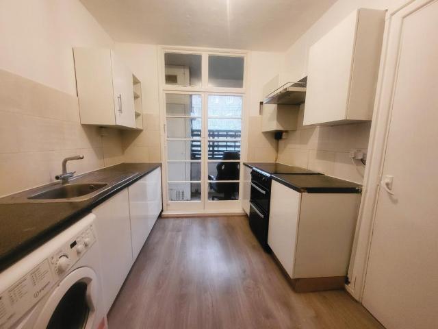 Iron Mill Road, London SW18 3 bed flat to rent £2,500 pcm £577 pw
