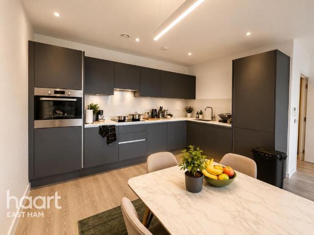 Ironworks Way, London 3 bed apartment to rent £2,800 pcm £646 pw