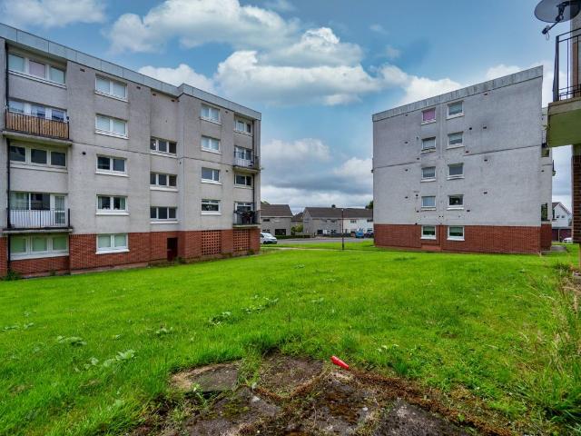 Irving Court, Flat 1, Clydebank, West Dunbartonshire G81, 3 bed flat to rent, £850 pcm | PrimeLocation