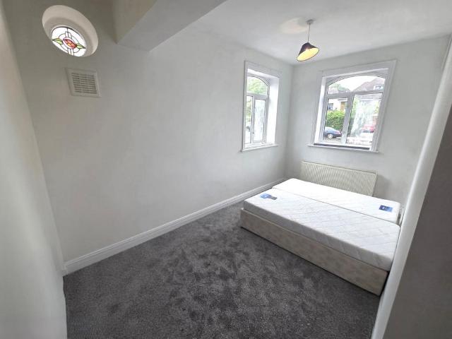 Irving Lodge, Golders Green 1 bed flat to rent £1,650 pcm £381 pw