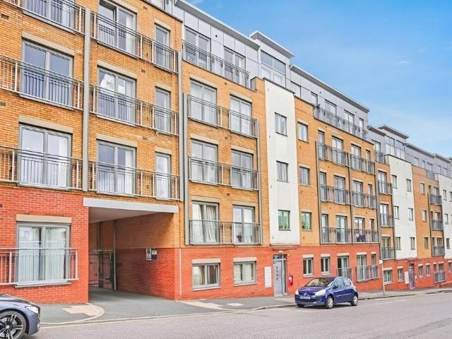 Irving Street, Birmingham, West. 2 bed flat to rent £1,150 pcm £265 pw