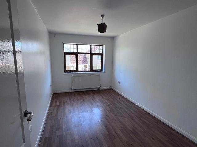 Irvon Hill Road, Wickford SS12, 2 bed flat to rent, £1,100 pcm | PrimeLocation