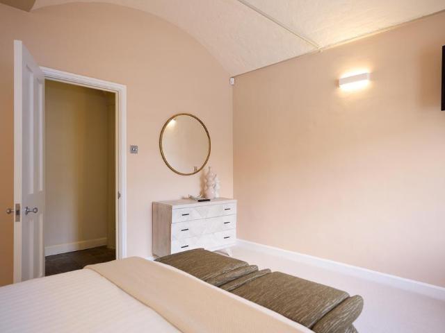 Ivory House, St Katharine Docks, East. 4 bed flat to rent £10,000 pcm £2,308 pw