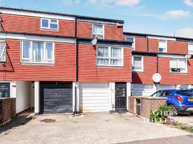 Ivanhoe Close, Uxbridge, UB8 3 bed terraced house to rent £2,400 pcm £554 pw