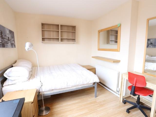 Ivanhoe House – Room 4