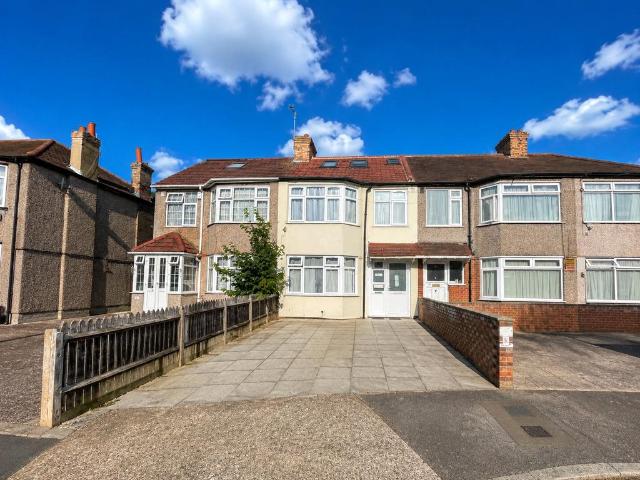 Ivanhoe Road, Greater London TW4 4 bed terraced house to rent £2,950 pcm £681 pw