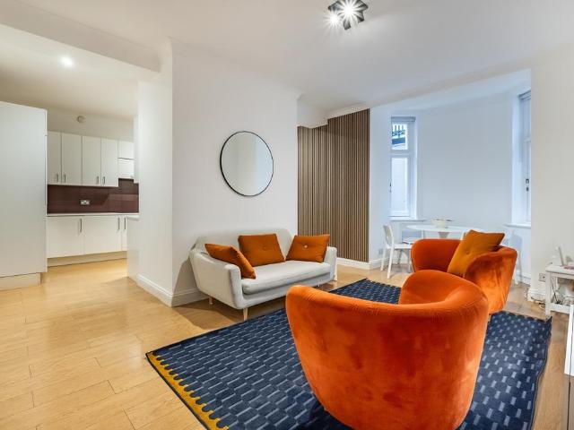 Iverna Court London W8 3 bed flat to rent £4,500 pcm £1,038 pw