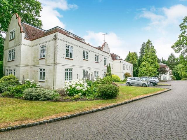 Ivy Drive, Lightwater GU18, 2 bed flat to rent, £1,350 pcm | PrimeLocation