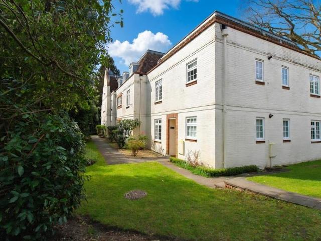 Ivy Drive, Surrey GU18 2 bed apartment to rent £1,330 pcm £307 pw