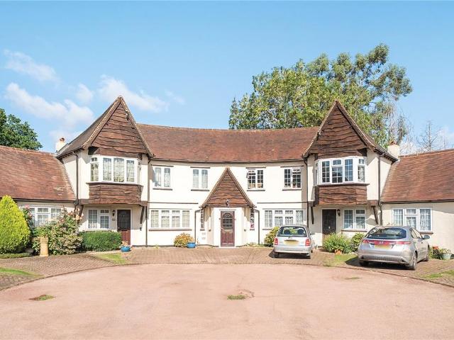 Ivy House Road, Ickenham, Uxbridge, UB10 2 bed flat to rent £1,700 pcm £392 pw