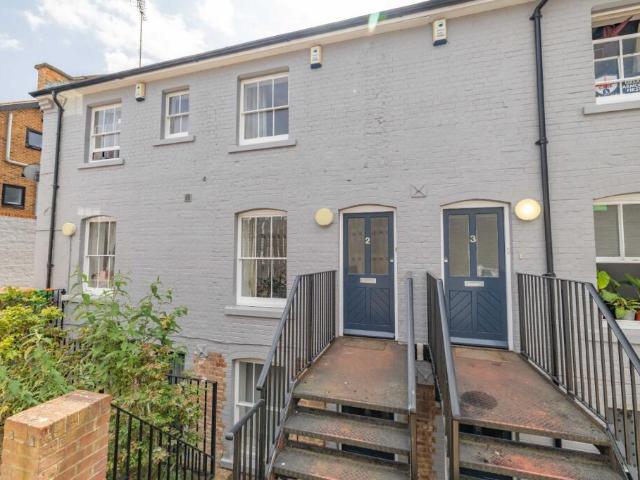 Ivy Lane, Canterbury 3 bed end of terrace house to rent £1,380 pcm £318 pw