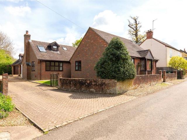 Ivy Lane, Stewkley, Leighton Buzzard. 4 bed bungalow to rent £2,700 pcm £623 pw