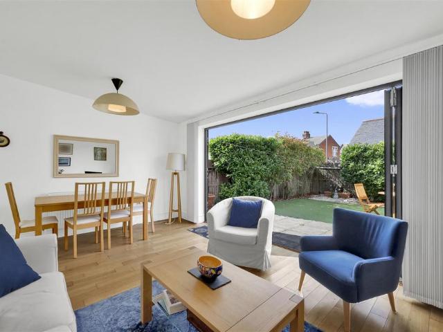 Ivy Road, London 3 bed flat to rent £3,100 pcm £715 pw