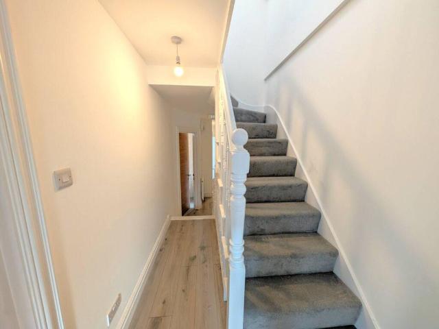 Ivy Road, London NW2 3 bed flat to rent £2,350 pcm £542 pw