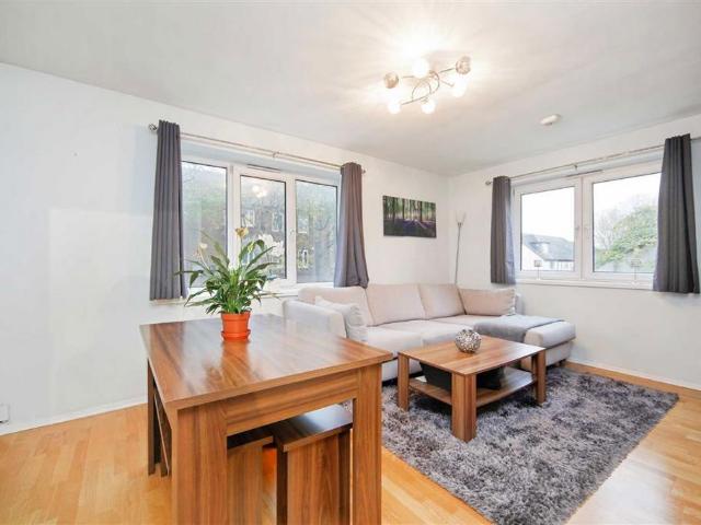 Jamaica Road, London SE16 2 bed flat to rent £2,350 pcm £542 pw