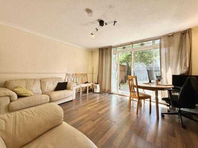 Jamaica Road, SE16 3 bed duplex to rent £3,200 pcm £738 pw