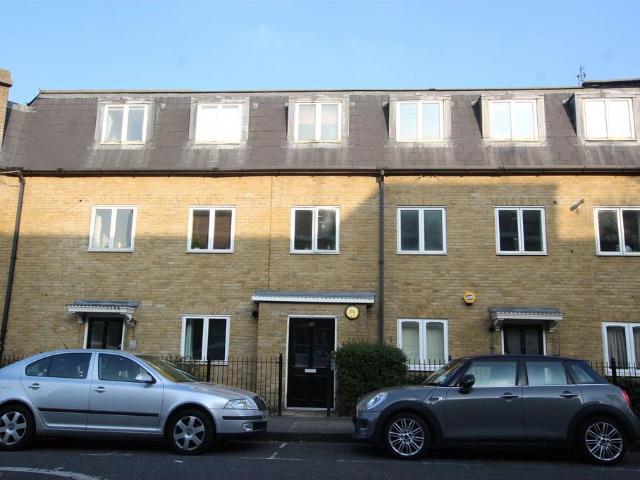 Jamaica Street, London, E1 3 bed apartment to rent £2,600 pcm £600 pw