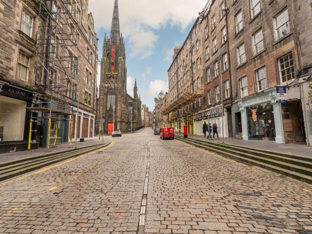 James Court, Central, Edinburgh, EH1 1 bed flat to rent £1,275 pcm £294 pw