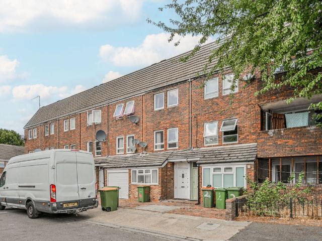 James Close, Plaistow, London E13, 5 bed terraced house to rent, £3,600 pcm | PrimeLocation
