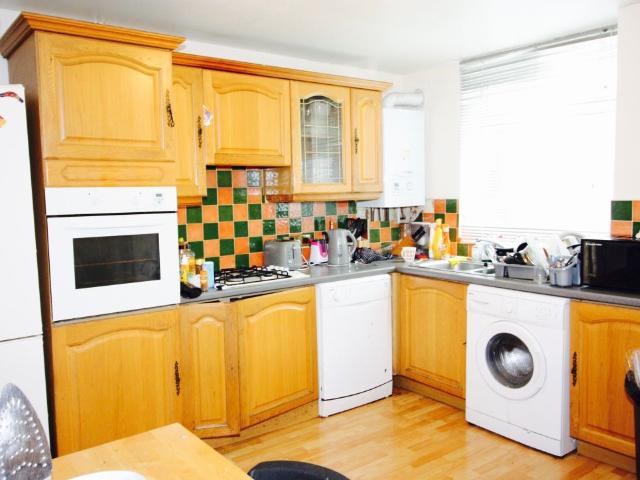 Jansen Walk, London SW11, 4 bed flat to rent, £3,500 pcm | PrimeLocation