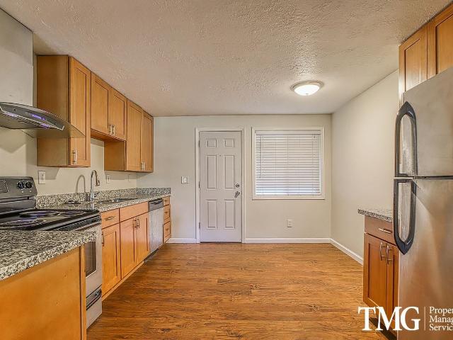 Jackson Court Apartments 2 Bedroom Apartment for Rent at 1313 Ne 131st Pl, Portland, OR 97230 Hazelwood