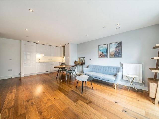 Jackson Tower, London E14 2 bed flat to rent £2,900 pcm £669 pw