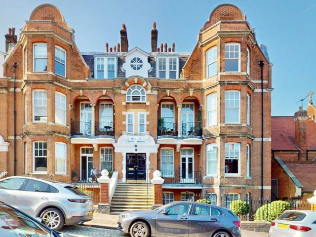 Jacksons Lane, Highgate N6, 3 bed flat to rent, £4,250 pcm | PrimeLocation