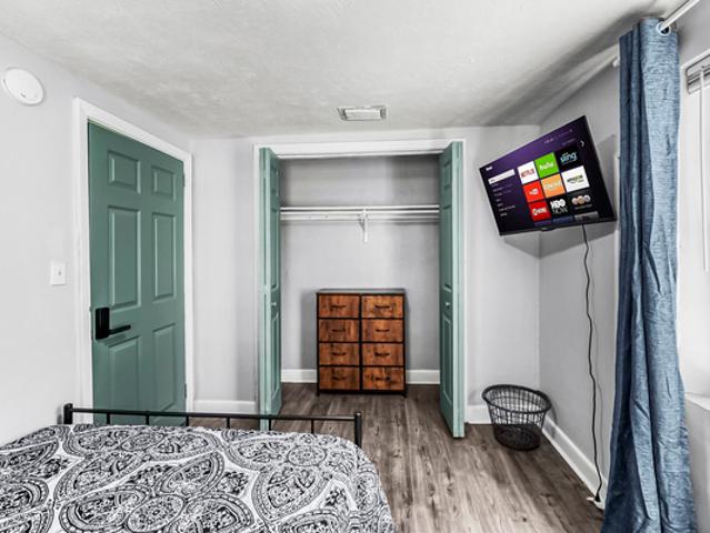 Jacksonville House with Dining area. Newly renovated & homey