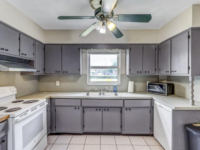Jacksonville House with Dining area. Spacious & co