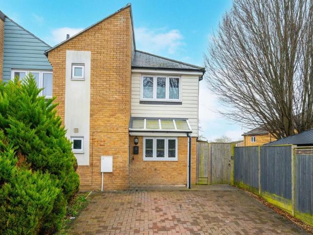 Jacobs Green, Guildford, GU1 3 bed semi detached house to rent £4,334 pcm £1,000 pw