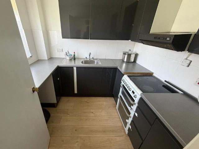 Jade Close, Dagenham RM8 2 bed flat to rent £1,750 pcm £404 pw