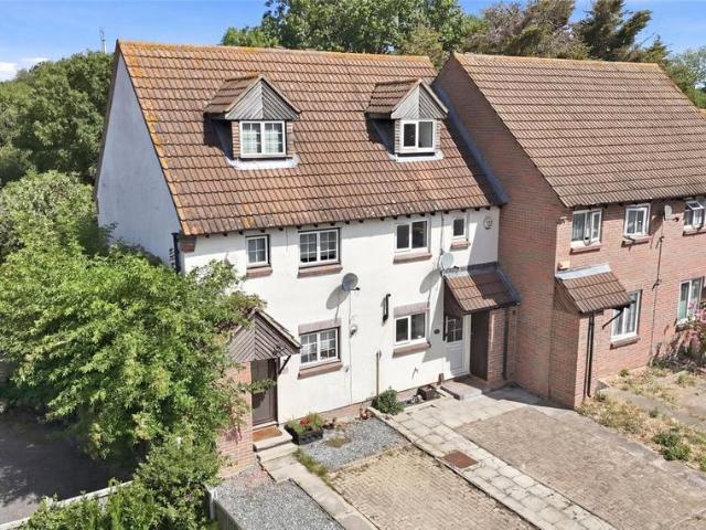 Jade Close, London E16 3 bed terraced house to rent £2,350 pcm £542 pw