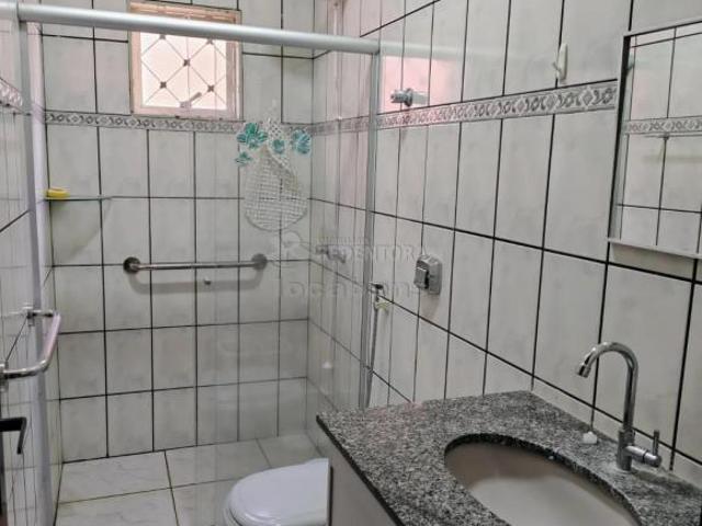 Jardim Caparroz Casa com 03 dormitórios e 03 vagas de garagem