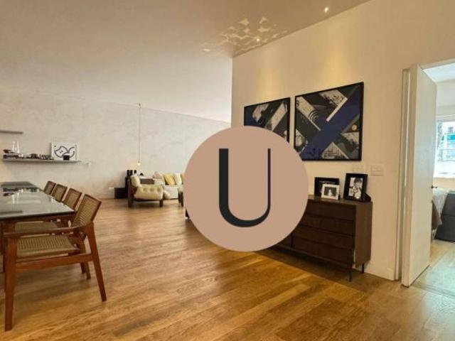 Jardim América: Apartamento de Alto Padrão 230m², Reforma Isay Weinfeld, Pé Direito Alto e Design