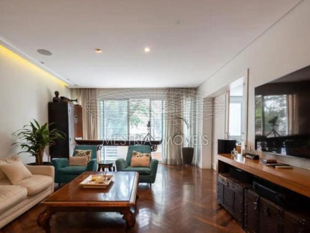 Jardim América | Apto reformado | Com 249 m² | 2 vagas | Próximo a Oscar Freire e clube Paulistano!