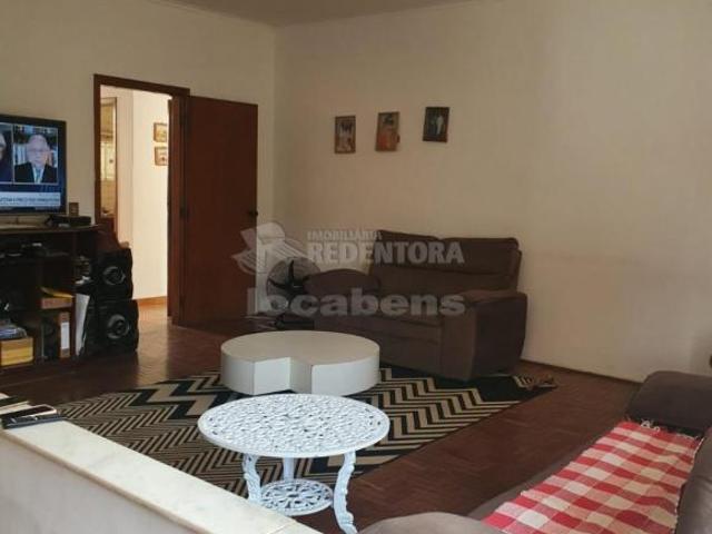 Jardim Alto Rio Preto Casa em bom local, em esquina com piscina, bem conservada