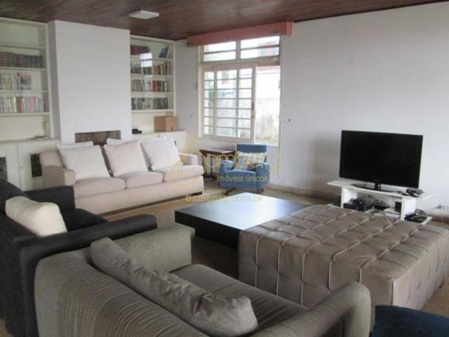 Jardim Guedala. Ampla casa com 2 pavimentos. Um pavimento social e outro de serviço