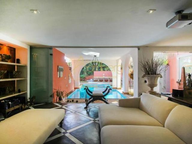 Jardim Guedala Casa Estilo Toscano com 1.255 m², Projeto de Ugo di Pace e Localização Privilegiada