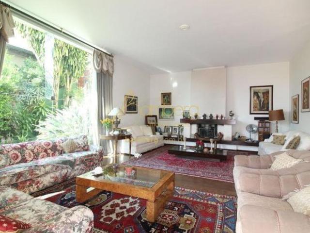 Jardim Guedala / Morumbi Casa com 4 Suítes, Quintal Gramado e 356 m² de Área Útil