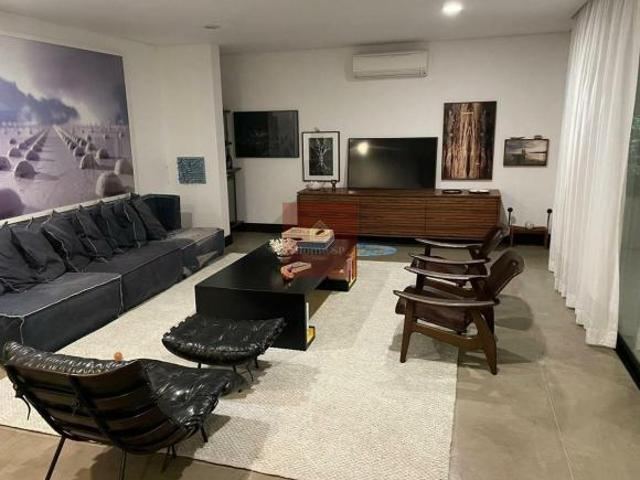 Excelente casa com 3suites, 5banheiros, 4 vagas, piscina