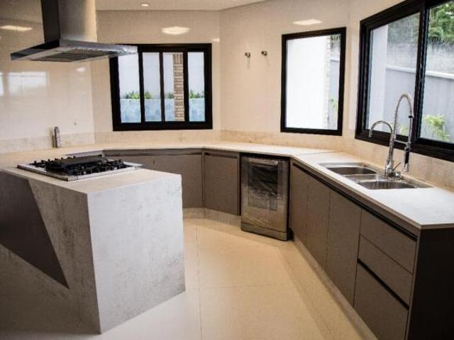 Jardim das Colinas, Linda casa com 1.000 metros quadrados de terreno 700 metros de área construída