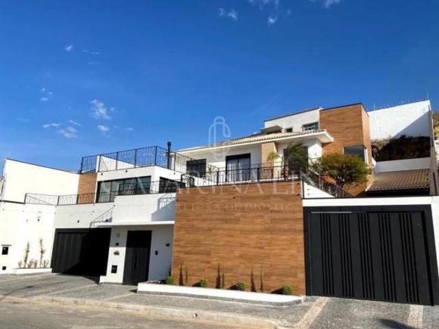 Jardim Europa | Casa Completa com 5 Suítes e Lazer Premium