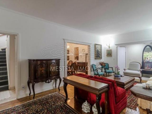 Jardim Europa | Casa de alto padrão na rua Atenas com jacuzzi e 4 Vagas!