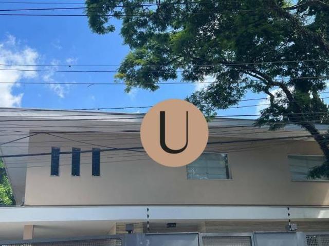 Jardim Europa Casa duplex em terreno de 574,00 m², com testada de 17,00 m, e uma área construída de